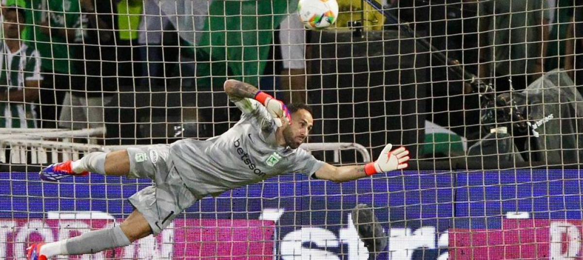 David Ospina no salió a jugar en el segundo tiempo del partido entre ...