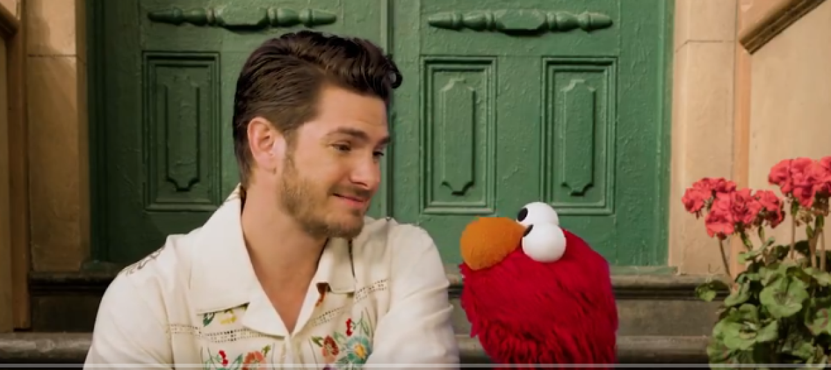 Andrew Garfield habló con Elmo sobre lo mucho que extraña a su mamá ...