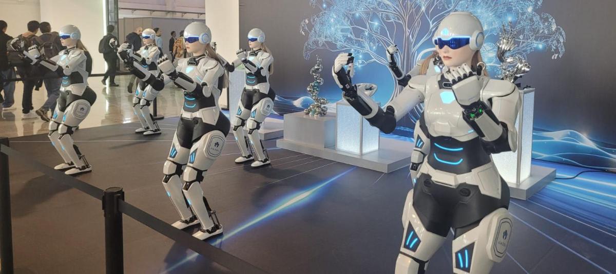 Video: el perro robot Argos y la robot humanoide de Chery que se robaron el show en conferencia ...