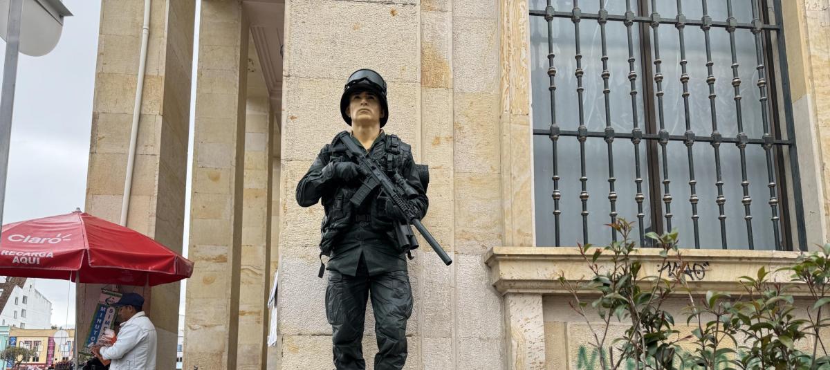 La vida es una pose: así es el trabajo de una estatua humana en Pasto