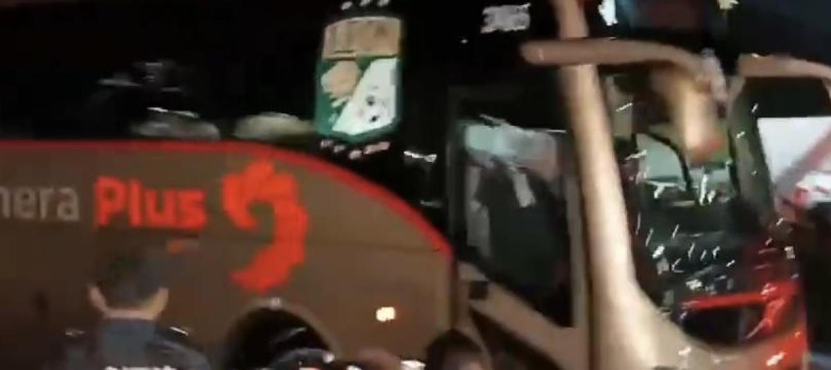 Con hostilidad fue recibido el bus de León en el que iba James ...