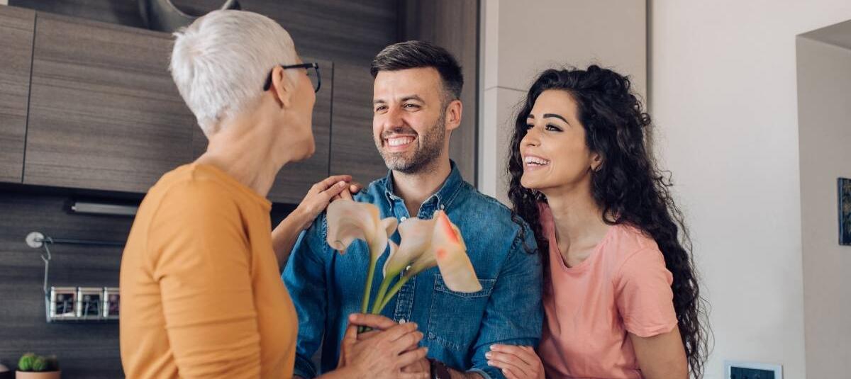 Día mundial de la suegra: por qué se celebra el 26 de octubre y mensajes para enviar