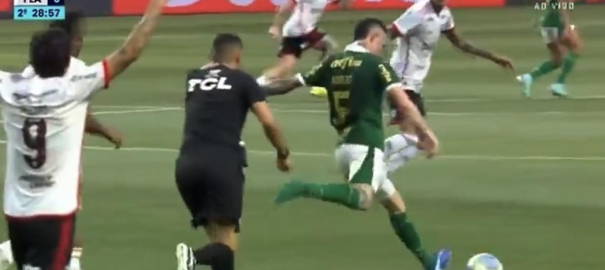 Futbolista lanza preciso pase con el pie descalzo y la jugada le da vuelta al mundo