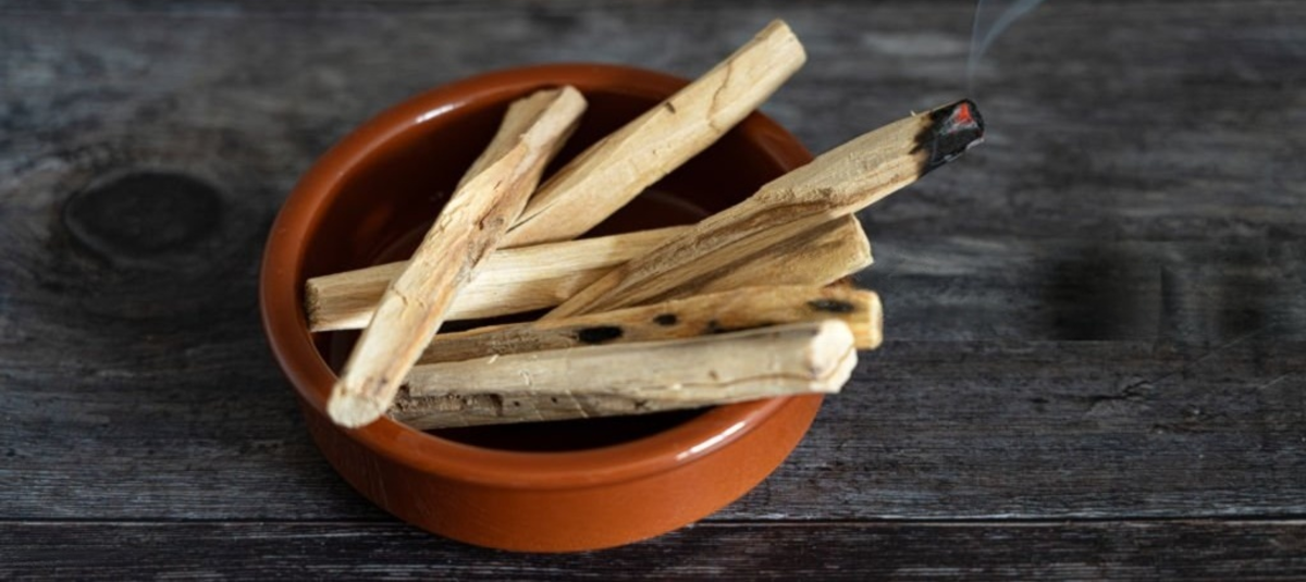 Mejores días de octubre para prender palo santo y atraer la abundancia a su hogar, según Feng Shui