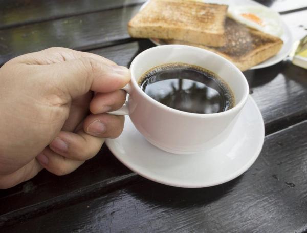 Café negro y grasa visceral: la bebida que podría acelerar el ...