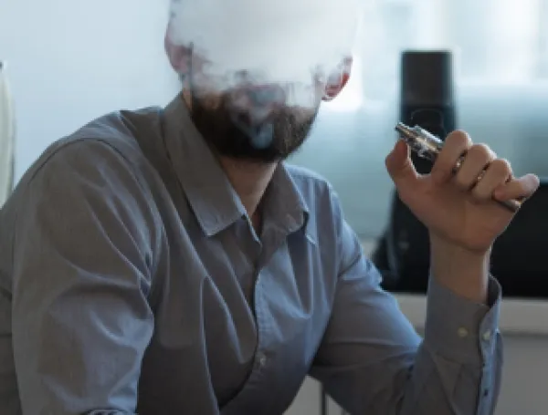 Lo que el cigarrillo y los vapeadores le hacen a sus pulmones: experto ...