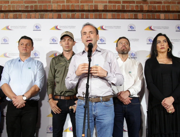 El pulso político entre los alcaldes de Bogotá, Carlos Fernando Galán, y de Medellín, Federico ...