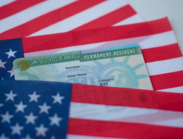 Latino fue multado por no llevar su Green Card cuando lo detuvieron ...