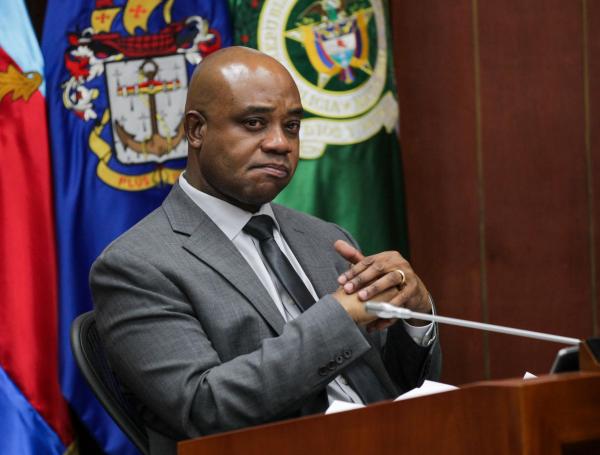 Luis Gilberto Murillo defiende su gestión sobre pasaportes: 'La ...