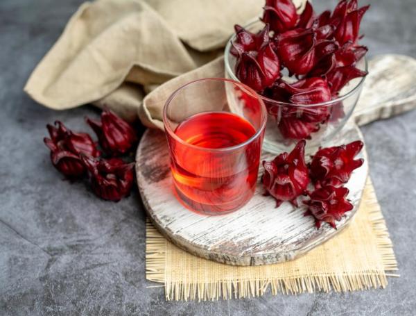 Quiénes no pueden ingerir la flor de Jamaica, la planta que se puso de moda y se toma como té