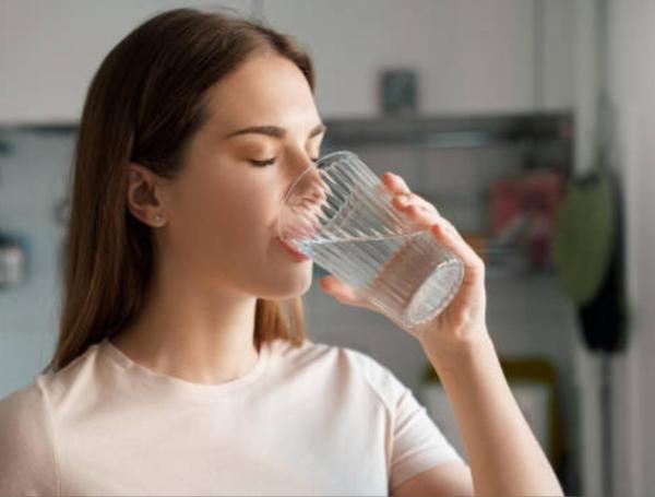 ¿Tomar agua antes o después de las comidas es perjudicial? Esto dice ...
