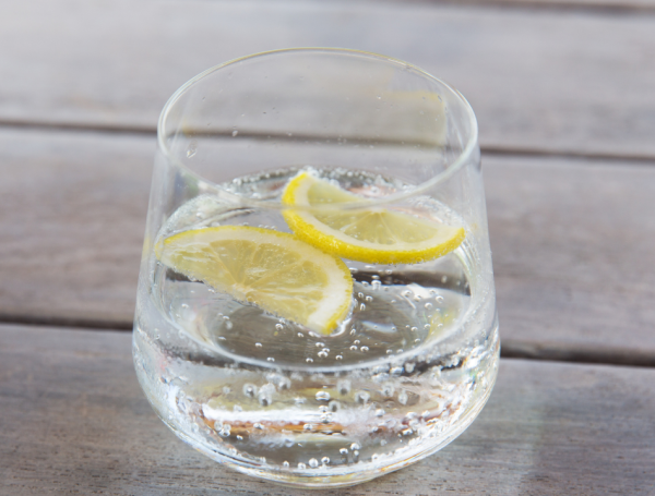 Agua con o sin gas: ¿cuál trae más beneficios para la salud y cómo ...