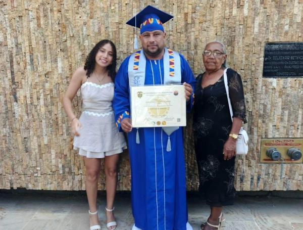 Santa Marta: historia de mototaxista graduado de contador público