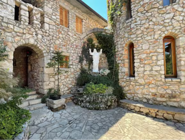 La historia de la pareja que dejó todo y se mudó a un castillo en ...