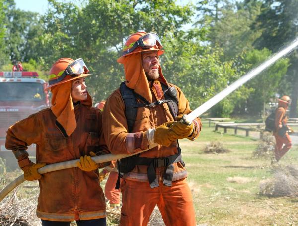 Fire Country llegó a AXN: una serie llena de fuego, drama y redención