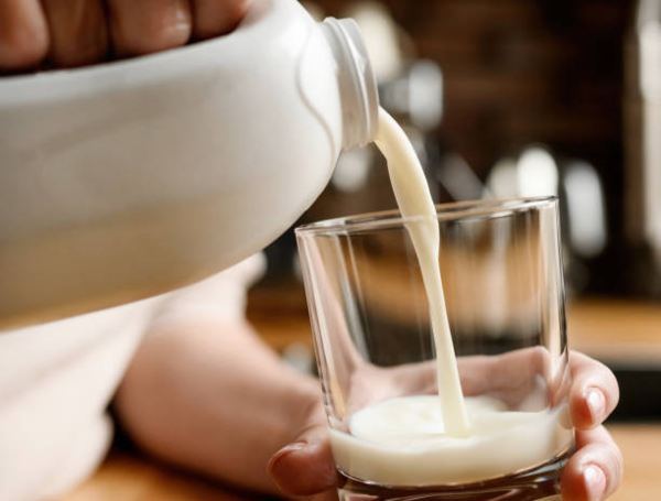 ¿Es buena la leche entera? Estos son sus beneficios, riesgos y aporte ...