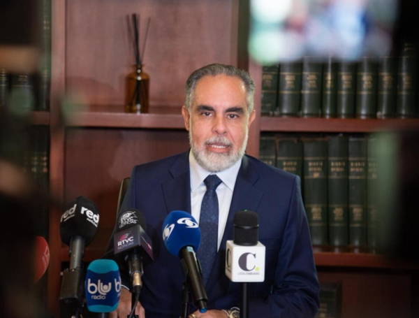 Ministro Armando Benedetti, se reunió con 16 gestores de paz exAUC en encuentros preparatorios ...