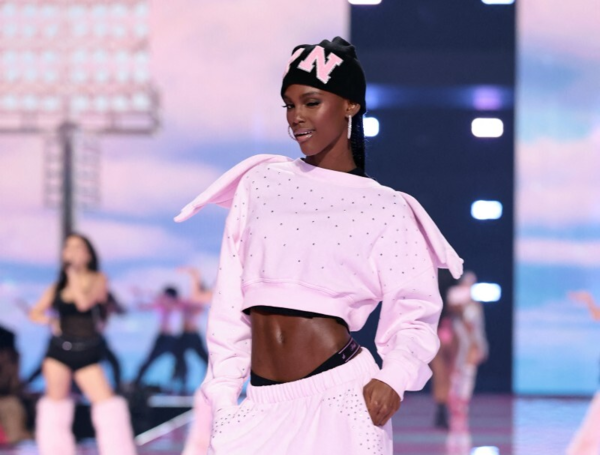 Así fue la pasarela de Valentina Castro, la primera colombiana en modelar para un desfile de ...