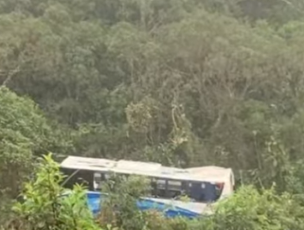 Revelan hipótesis de accidente en el que bus de Copetran cayó a abismo ...