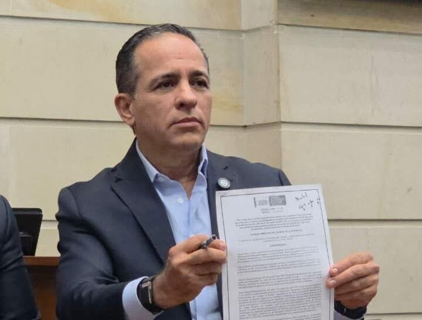 Alexander López regresó al Senado luego de fallo de la Corte ...