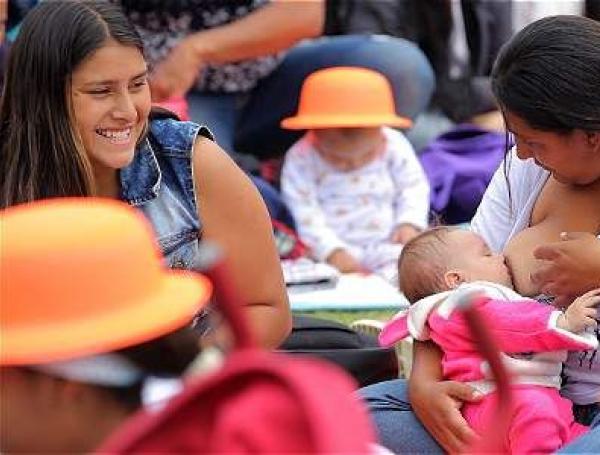 Protestas de mujeres con tetatón por derecho amamantar en público