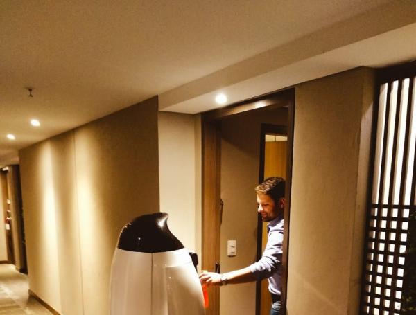 Thalon, el robot que hace el servicio de habitación de los hoteles