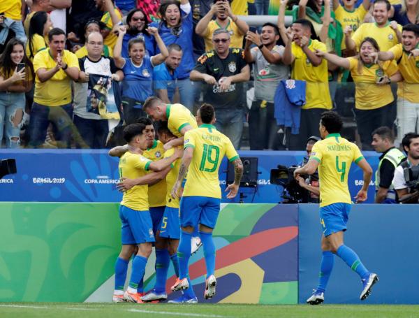 Brasil no tuvo piedad con Perú, lo goleó 5-0 y se adueñó del grupo A