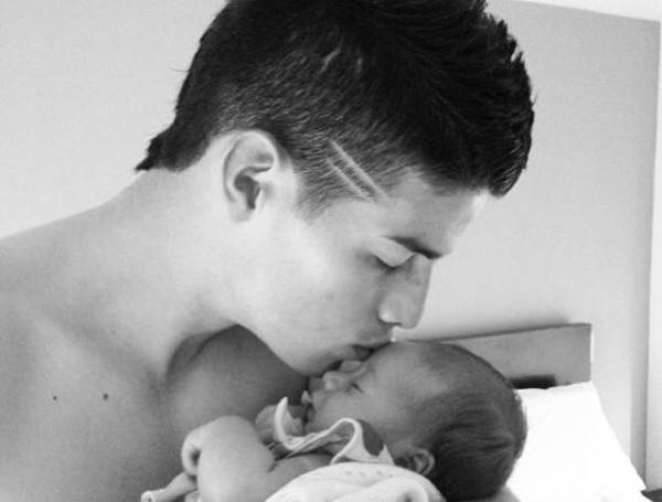 James Rodríguez publica foto con su hijo Samuel, que sacude las redes