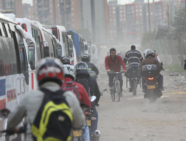 El polvo de las vías sin pavimentar y los vehículos de carga pesada son ...