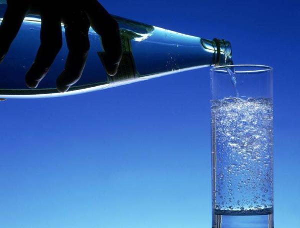Los beneficios de beber agua con gas:¿cuándo es mejor tomarla?