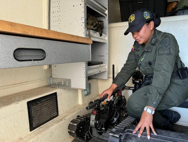 Patrullera experta en el manejo de incidentes nucleares y biológicos