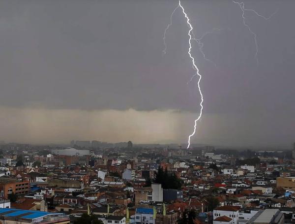 Cómo protegerse de los rayos: consejos para evitar que le caiga uno