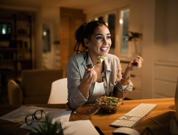 ¿Sirve dejar de cenar para bajar de peso? Esto dice la ciencia