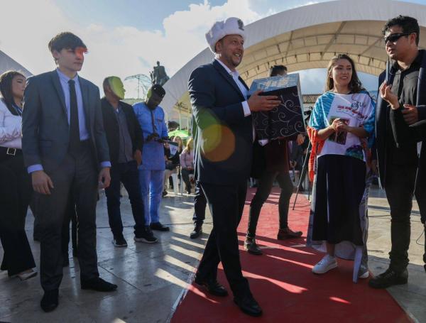 Mikhail Krasnov, ruso, se posesionó como alcalde de Tunja: así fue el inusual acto