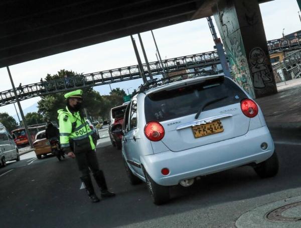 Bogotá: al día se imponen 181 comparendos por mal parqueo en las vías