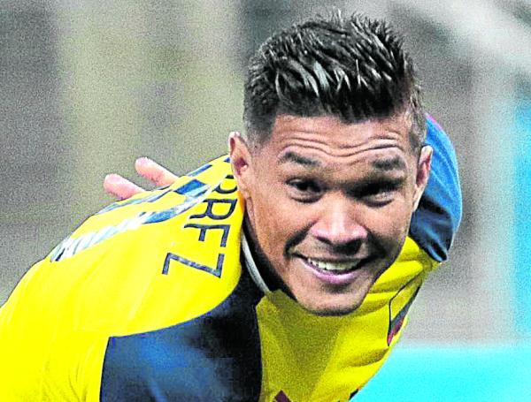 Teo Gutiérrez se la rebusca: así vende su perfume en la calle y con ...