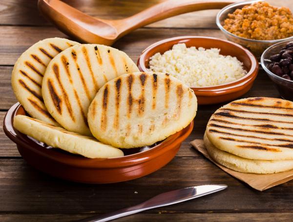 ¿Cómo hacer arepa de yuca rellena con carne molida?