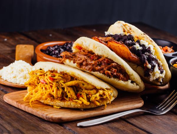 ¿Cómo hacer arepa de yuca rellena con carne molida?