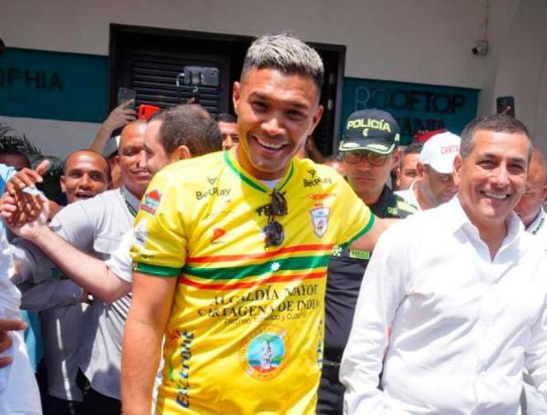 Teo Gutiérrez se la rebusca: así vende su perfume en la calle y con ...