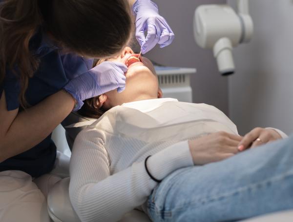 Fue al médico por una irritación en la boca y le encontraron 150 larvas ...
