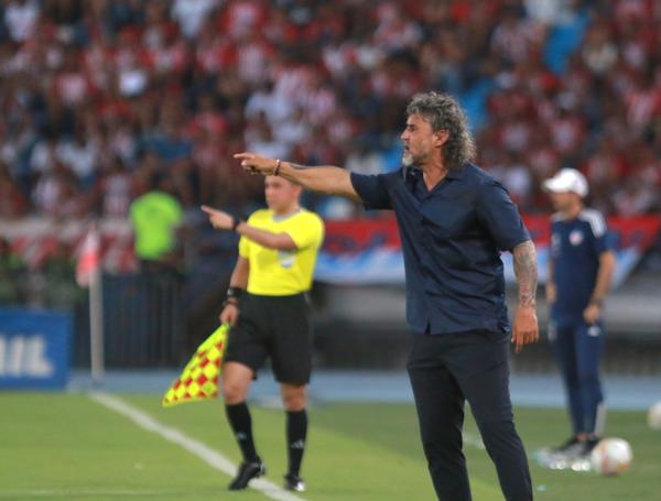 Leonel Álvarez, DT de Bucaramanga, explotó contra la cancha de ...