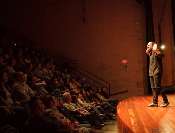 El actor colombiano Julián Arango presenta su monólogo 'Julianchou ...