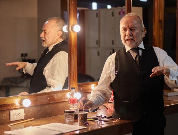 El cantante colombiano César Mora vive su vida al son de un bolero y ...