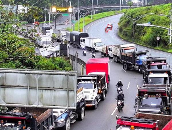 EN VIVO | Paro de camioneros en Colombia: avanza en la noche de este ...