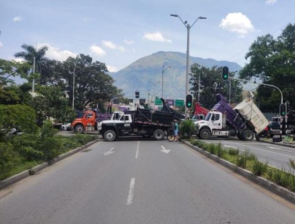 EN VIVO | Paro de camioneros en Colombia: avanza en la noche de este ...