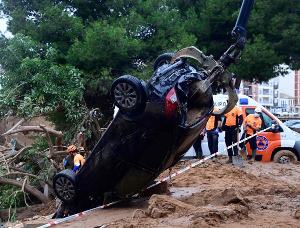 En video: insultan y lanzan barro a la comitiva de los reyes de España ...