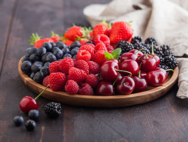 Cinco beneficios del batido de frutos rojos que actúa como probiótico ...
