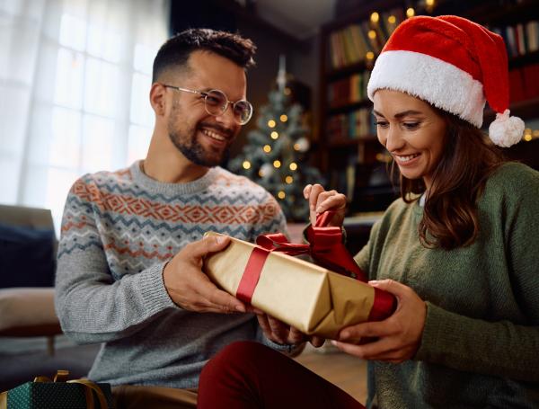 ¿Cuándo se abren los regalos de Navidad, el 24 o el 25? La tradición ...