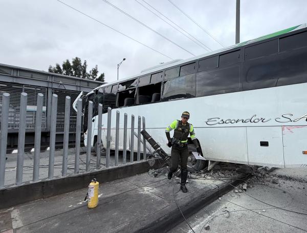 Video captó momento exacto del grave accidente entre bus y un ...