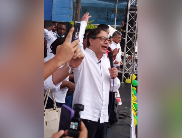 Se desata pelea en petrismo de Cali por vuelo que pagó ficha de 'Pitufo ...